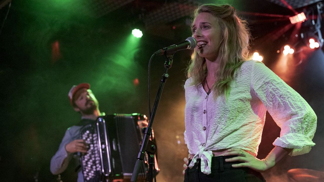 Tess Merlot kondigt concert aan met Residentie Orkest - Omroep West