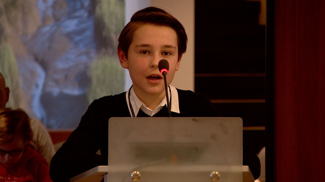 Weledelgestrenge heer Boaz van Hout eerste kinderburgemeester van Reimerswaal - Omroep Zeeland