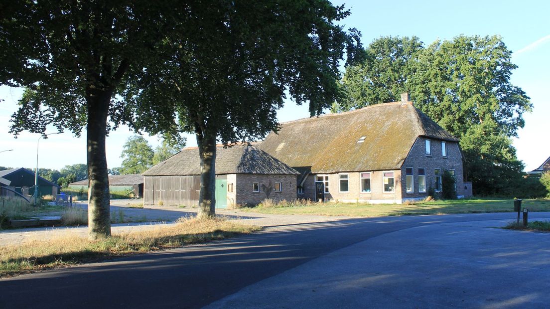 Deze vervallen boerderij uit 1700 bij Ruinerwold is door Noord-Brabant ...