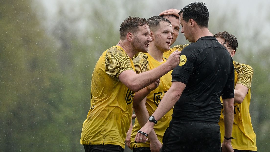 Scheidsrechter uit Stad schrikt van geweld na wedstrijd: 'Dit geeft wel even een tik' - RTV Noord