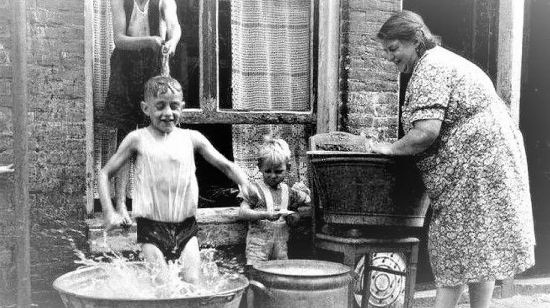 Korter douchen? Vroeger deden we niet anders - Omroep Gelderland