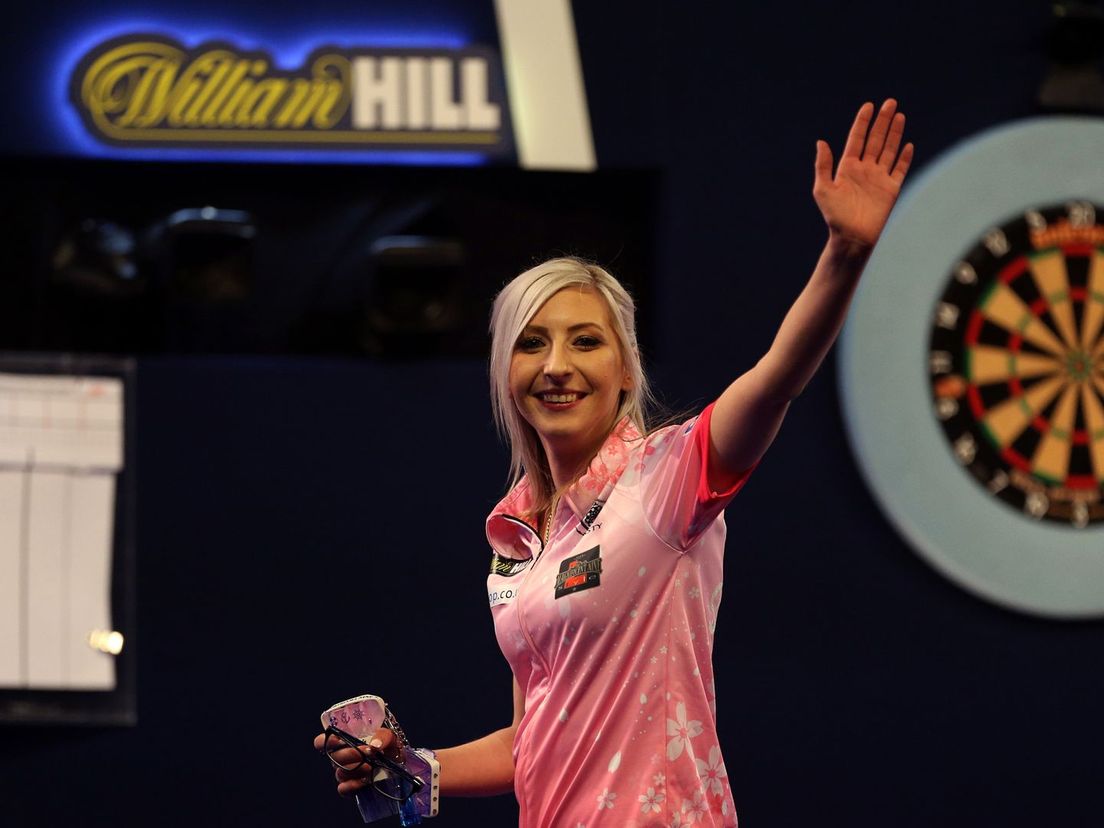 Fallon Sherrock verrast dartswereld: 'Ik hoop dat zij meer vrouwen ...