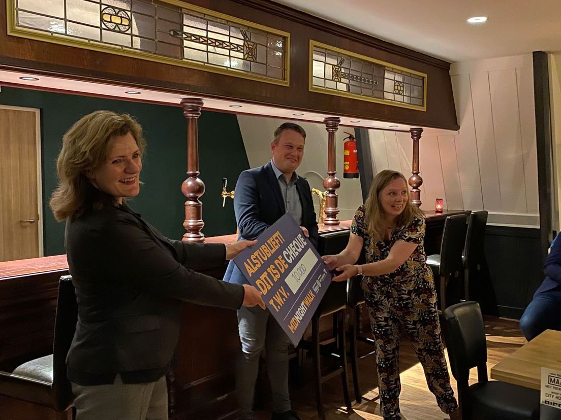 Sponsoren en deelnemers Midnightwalk doneren 10.000 euro - RTV Drenthe