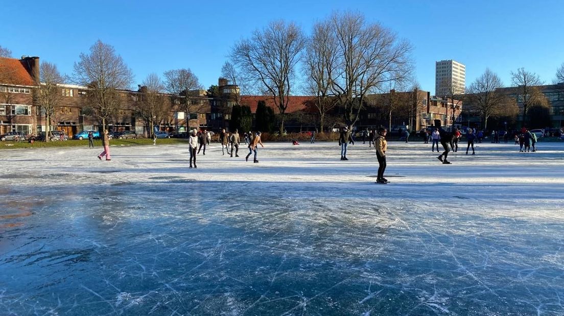 In Beeld: Groningers genieten van een stralende winterdag - RTV Noord