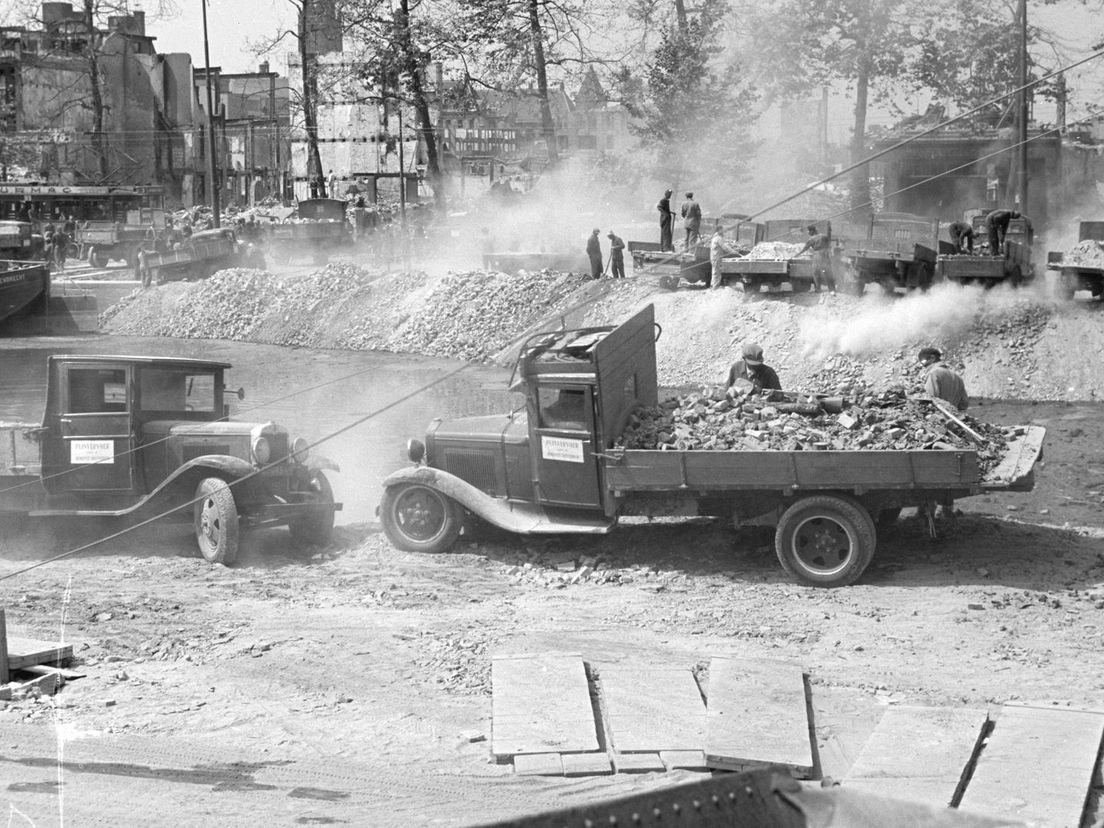 De Duitsers verbieden het, maar Rotterdammer fotografeert door tijdens ...
