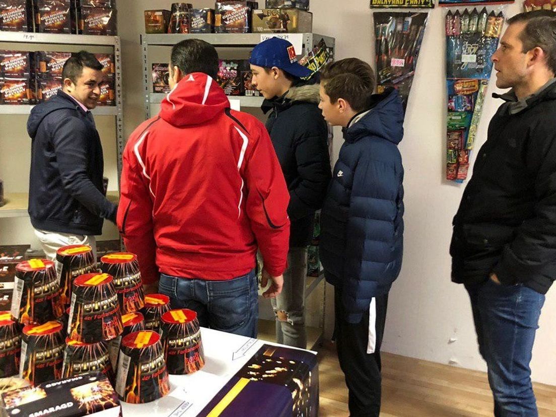 Vuurwerk inslaan in Duitsland? Politie controleert bij de grens - RTV ...