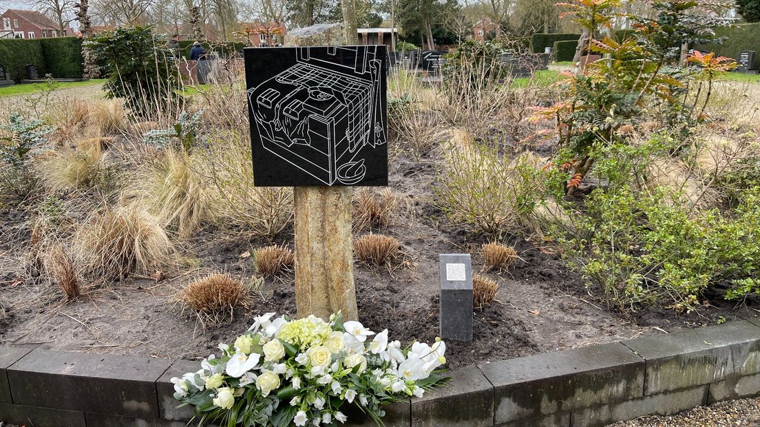 Gedenkmonumenten voor Molukse KNIL-militairen onthuld - RTV Noord