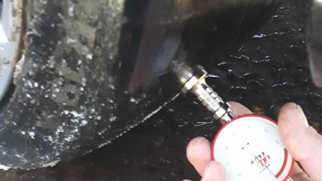 Auto met versleten banden vliegt uit de bocht bij Woubrugge - Omroep West