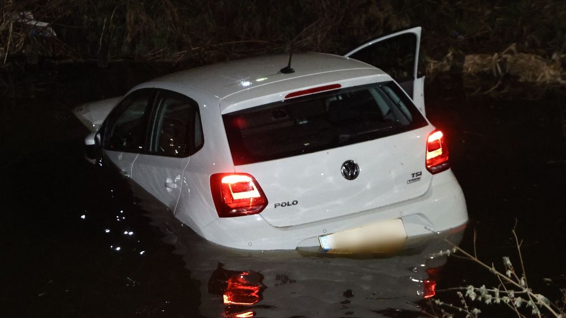 Automobilist rijdt auto in water nadat hij acht keer te veel heeft ...