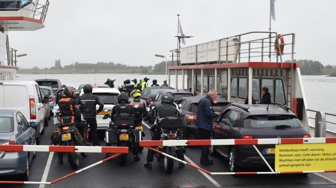 Afsluiting A2: een uur wachten voor de pont bij Brakel - Omroep Gelderland