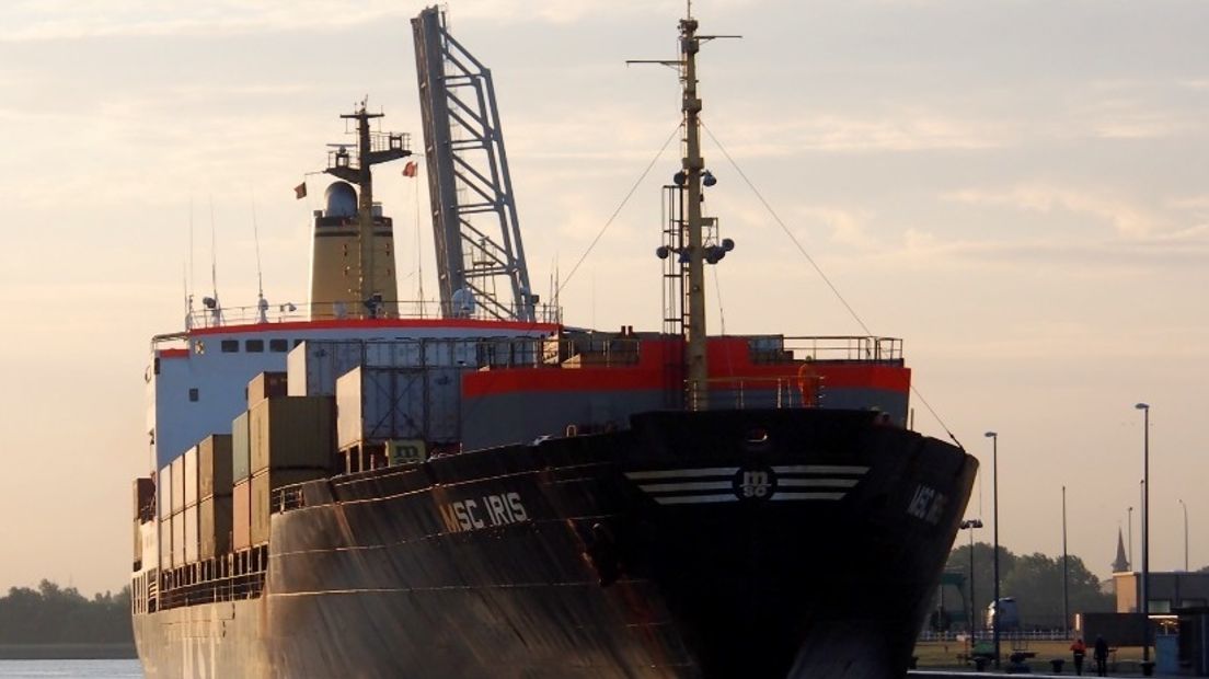 Containerschip even vast in Nauw van Bath - Omroep Zeeland