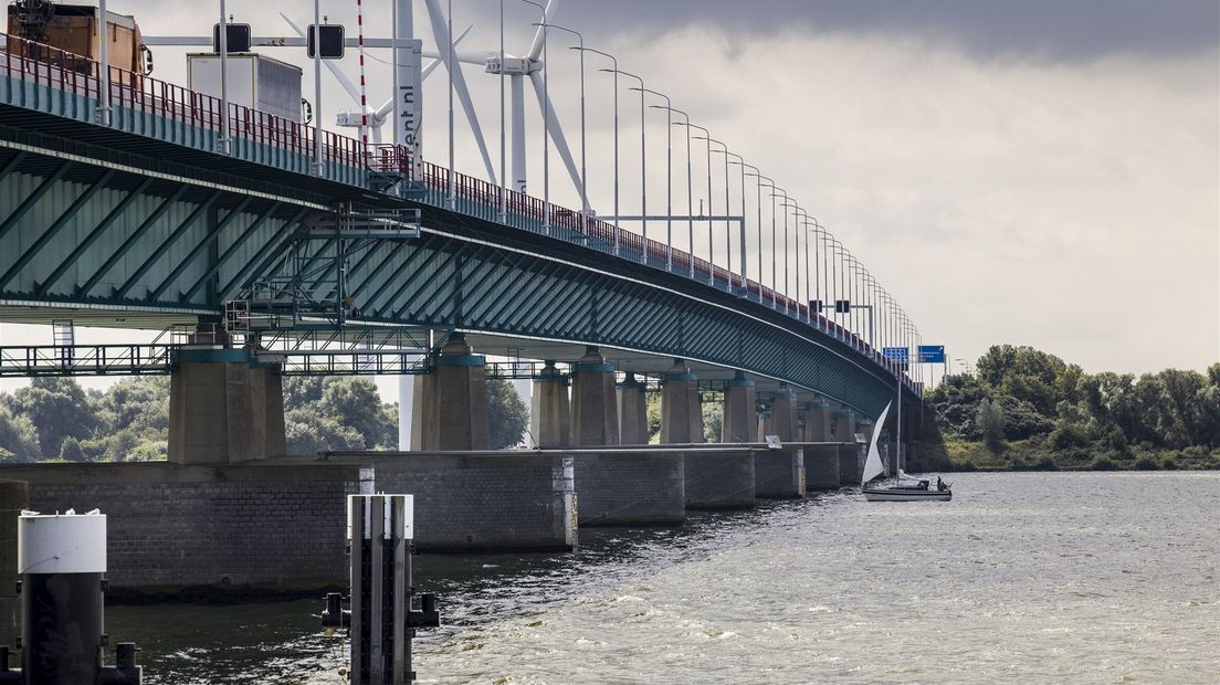 Haringvlietbrug deze week drie nachten dicht - Omroep Zeeland