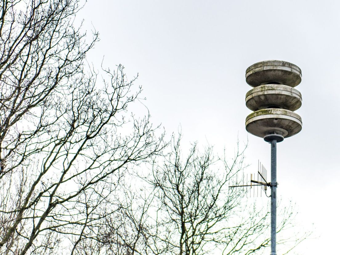 Luchtalarm gaat te laat af vanwege auto te water - RTV Drenthe