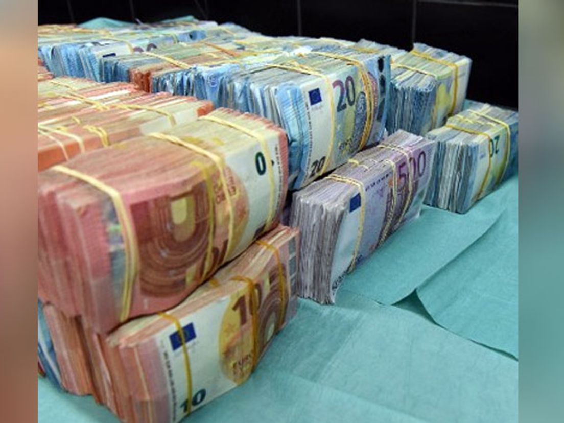 Hoe Krijg Je 420 000 Euro In Een Tas Rijnmond