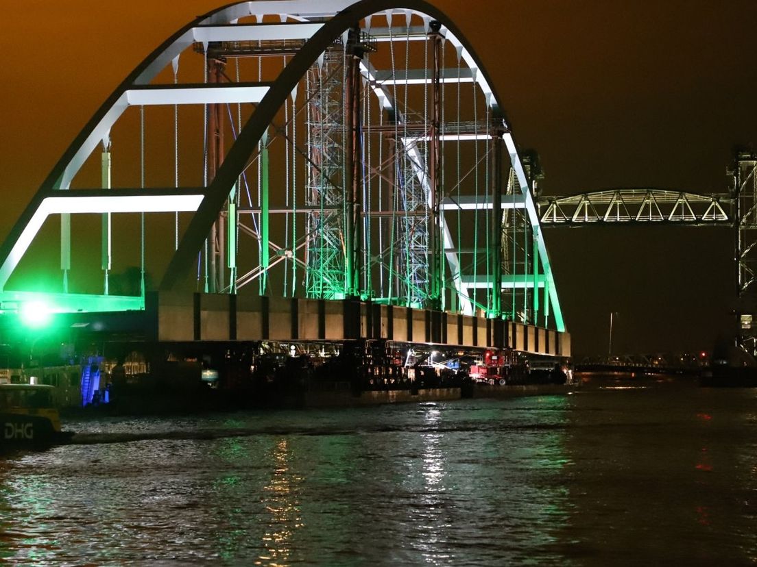 Suurhoffbrug onderweg naar eindbestemming bij de Maasvlakte - Rijnmond