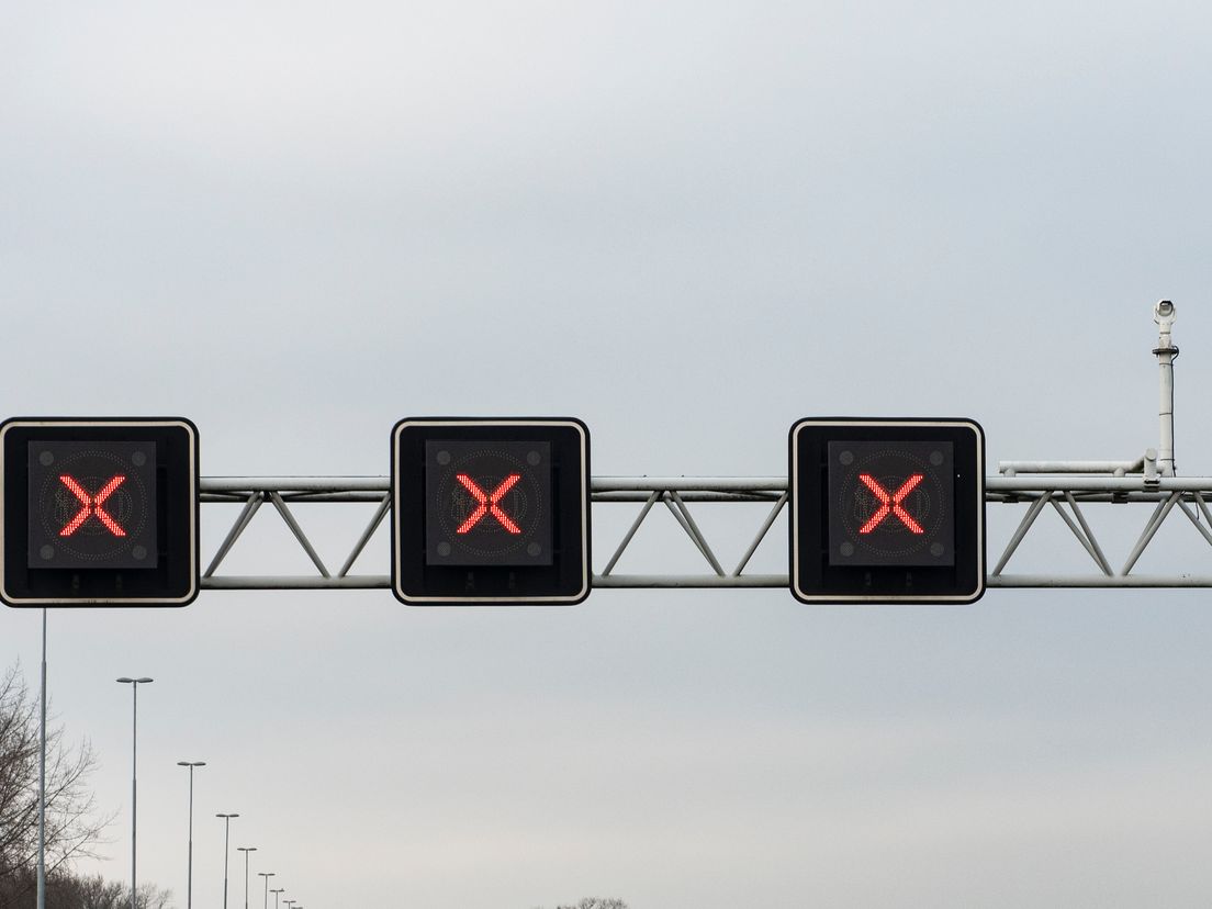 Tien bekeuringen na negeren rood kruis boven de snelweg bij Kethelplein ... Tien bekeuringen na negeren rood kruis boven de snelweg bij Kethelplein ...